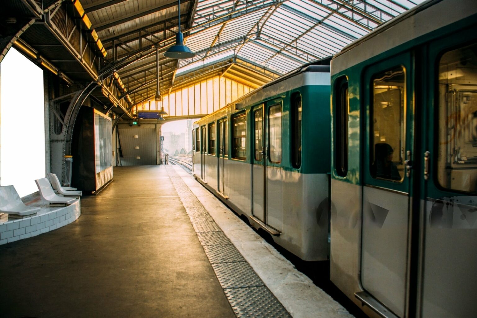 Regards dans le metro | crushfindr